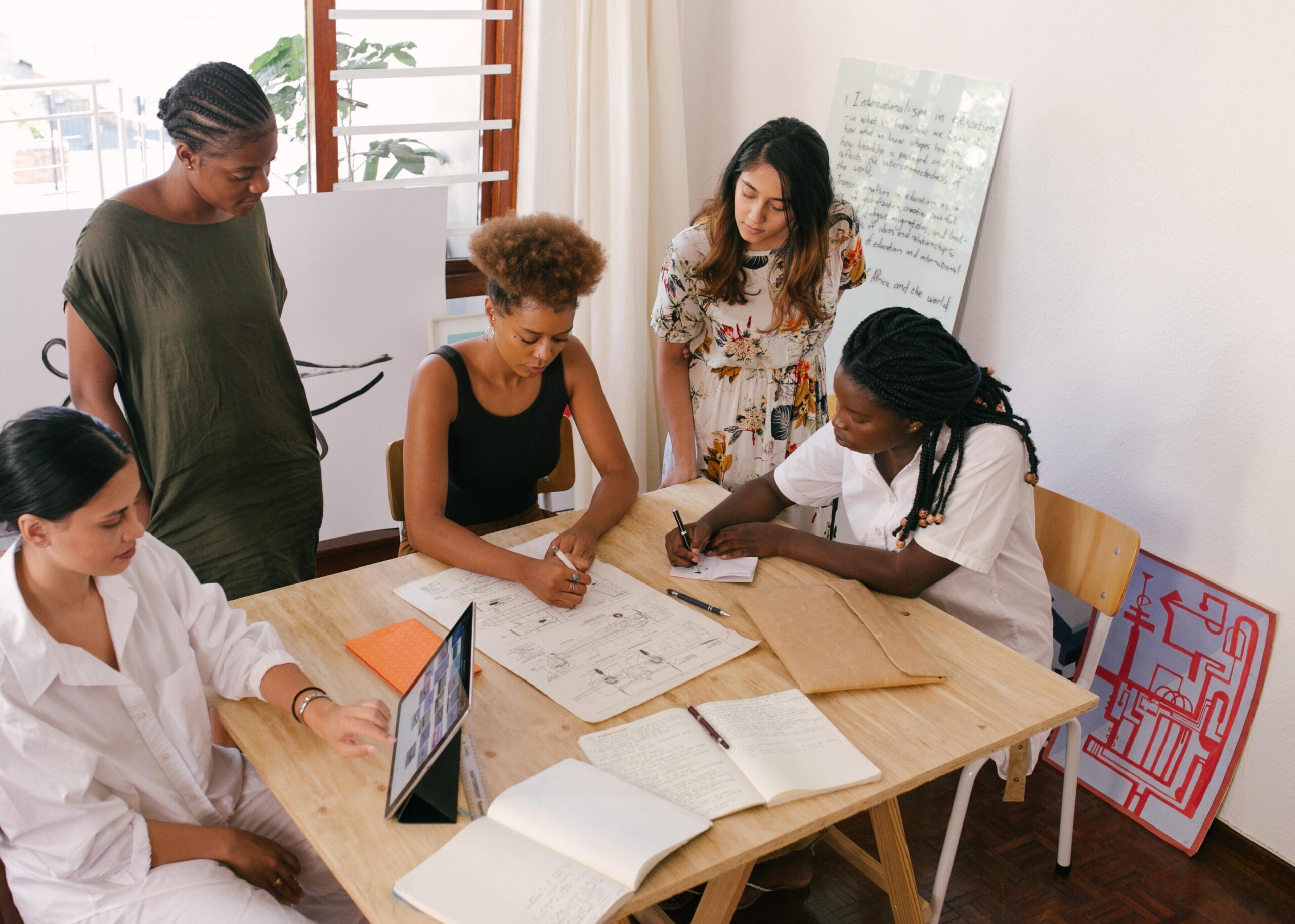What's the Difference Between Groups and Teams? | Hogan Assessments What's the Difference Between Groups and Teams? | Hogan Assessments